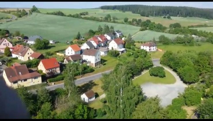 Festplatz unterhalb der Burg (kostenlos) in Lisberg – promobil